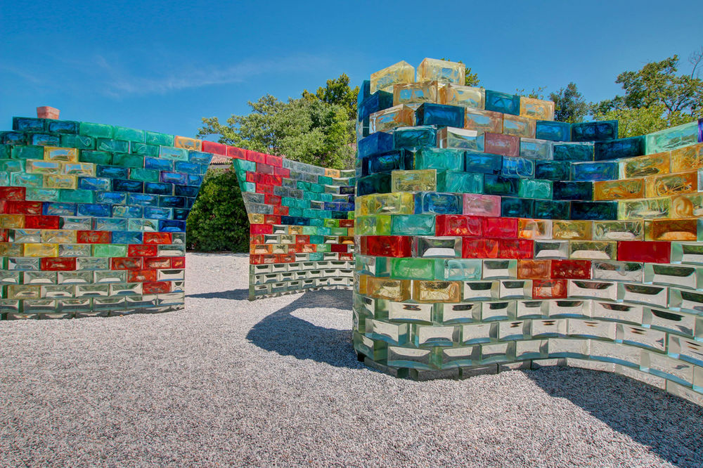 Qwalala’s 3000 hand-cast glass bricks recreate the ebbs and flows of ...