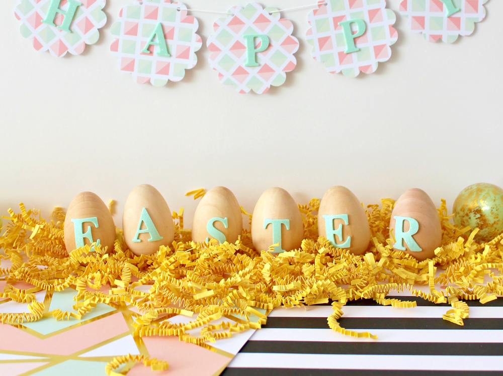A MINT HAPPY EASTER GARLAND & WOODEN EGGS
