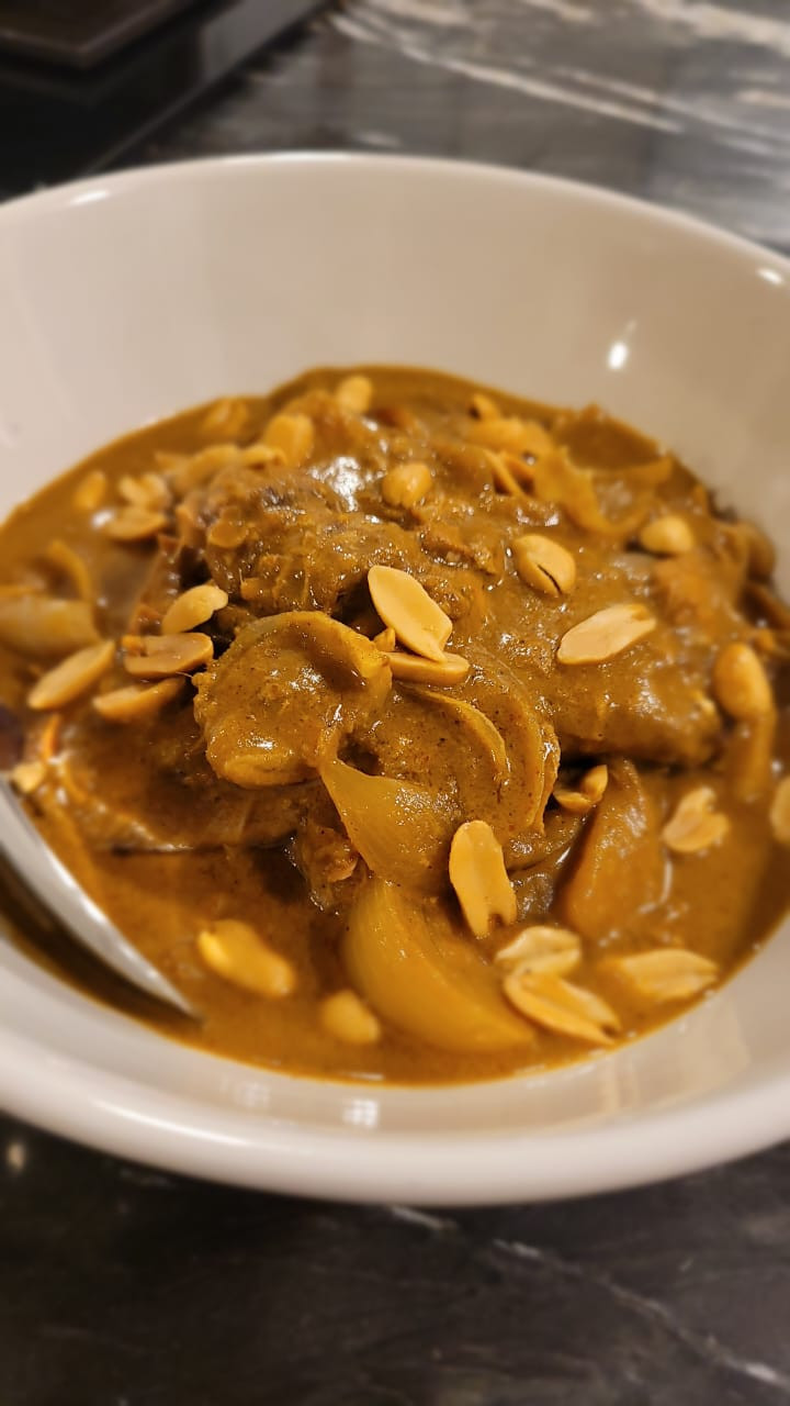 24-hour chicken massaman curry (Kaeng massaman kai)