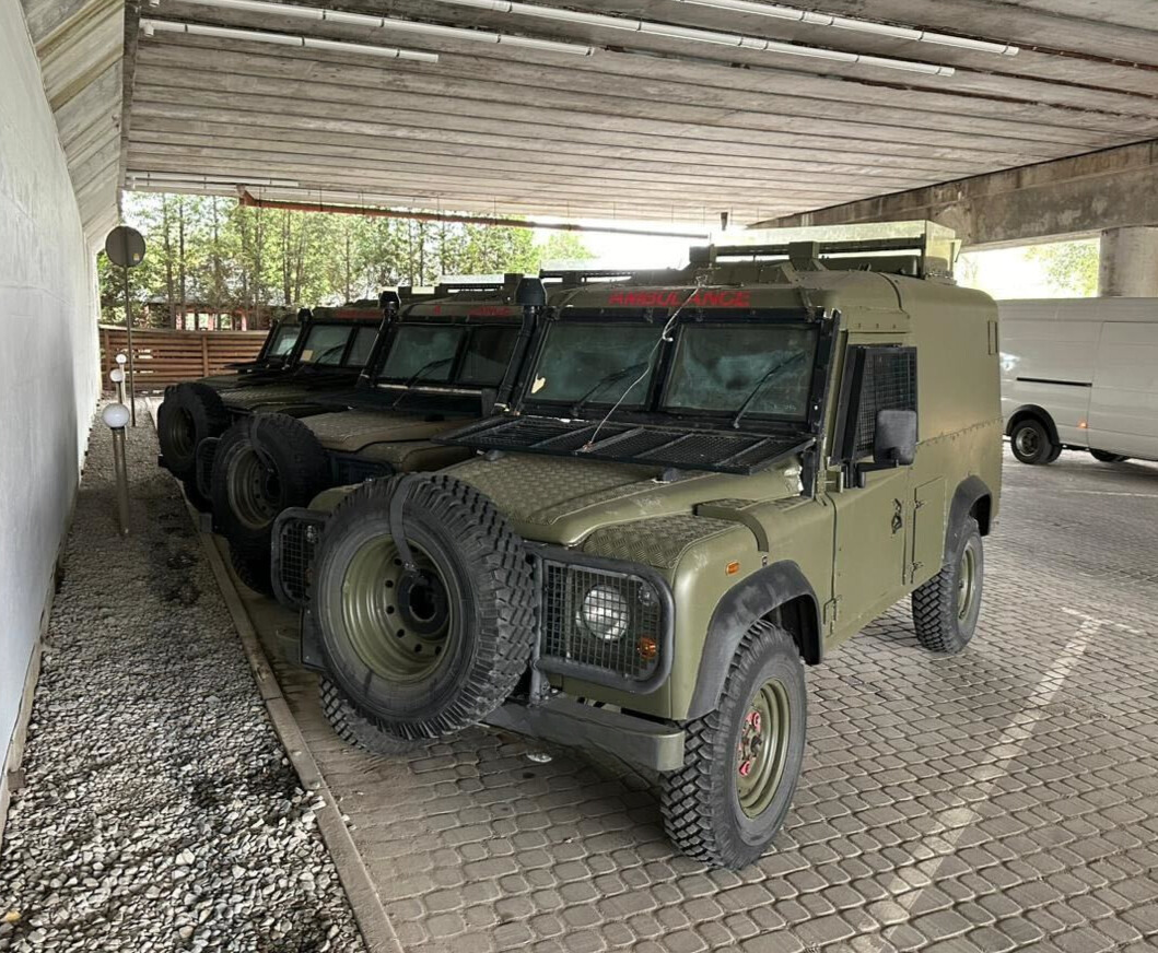 6 armored Land Rovers are now in Ukraine!