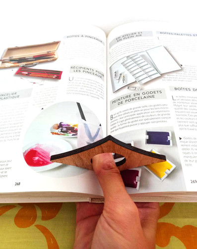 Book opener holder | Moemoea