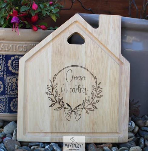 Engraved Gifts | 'Croeso i'n Cartref' Wreath Engraved House Board ...