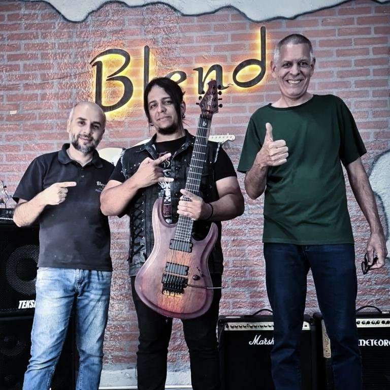 Rick Barros recebe nova guitarra dos mestres luthiers da Blend.