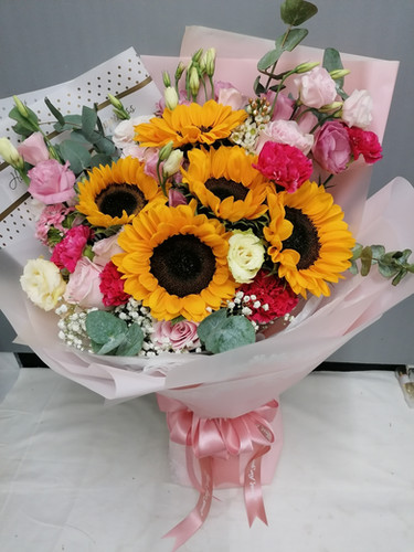 BS-004 5支向日葵粉雪山康乃馨花束 | nsflower