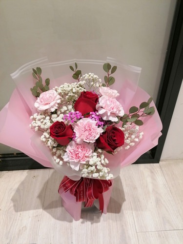 MBC-038 康乃馨玫瑰滿天星花束 | nsflower