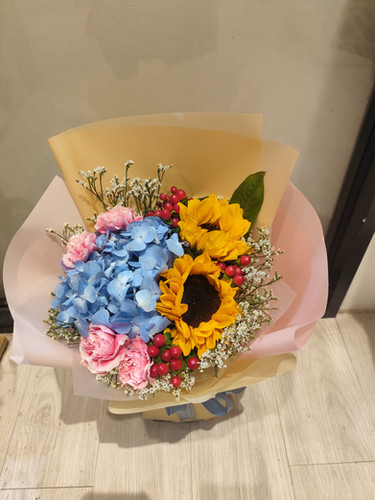 MBC-045 康乃馨綉球向日葵花束 | nsflower