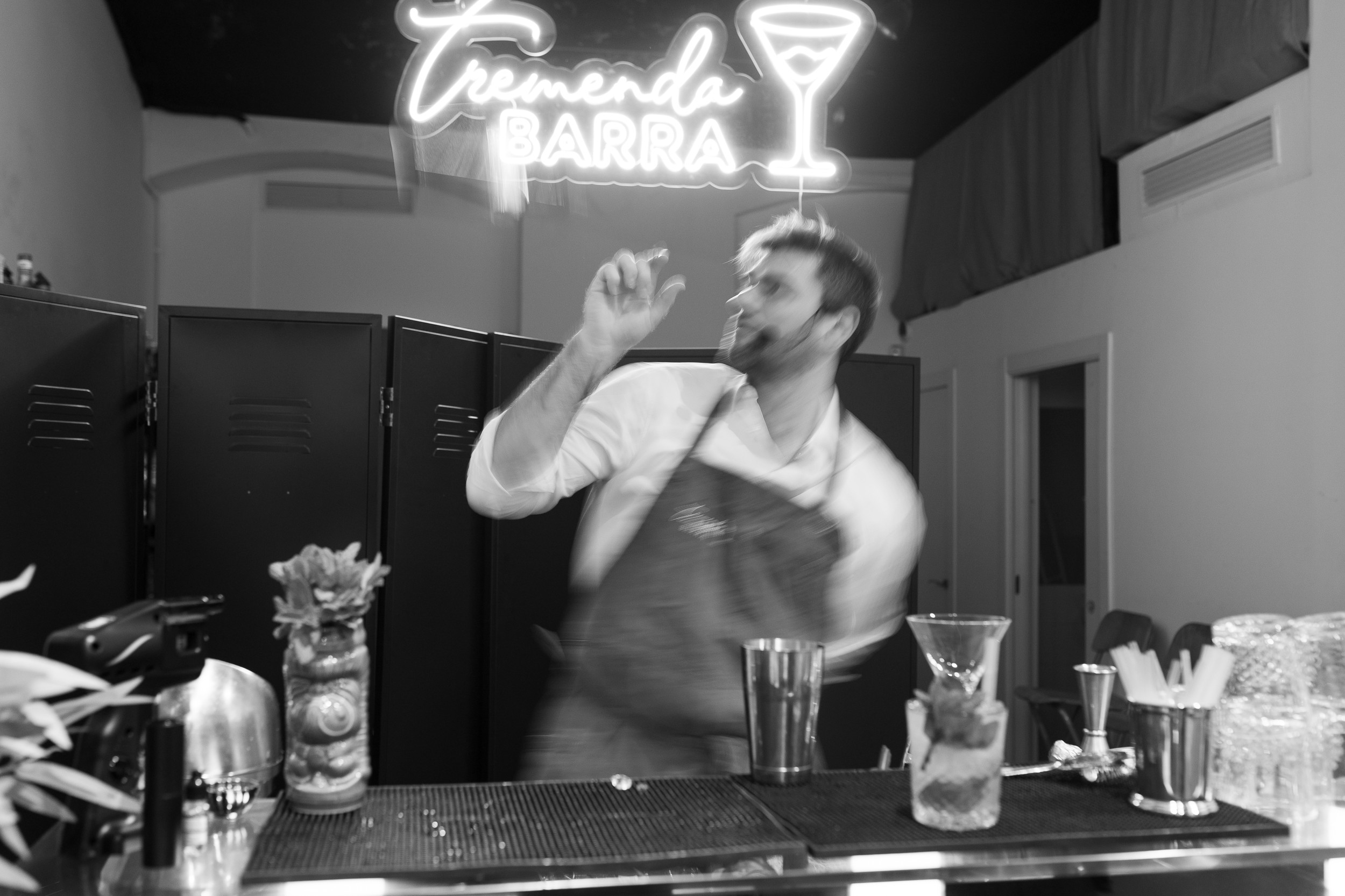 El arte del flair bartending: Trucos y técnicas para impresionar en tu barra libre