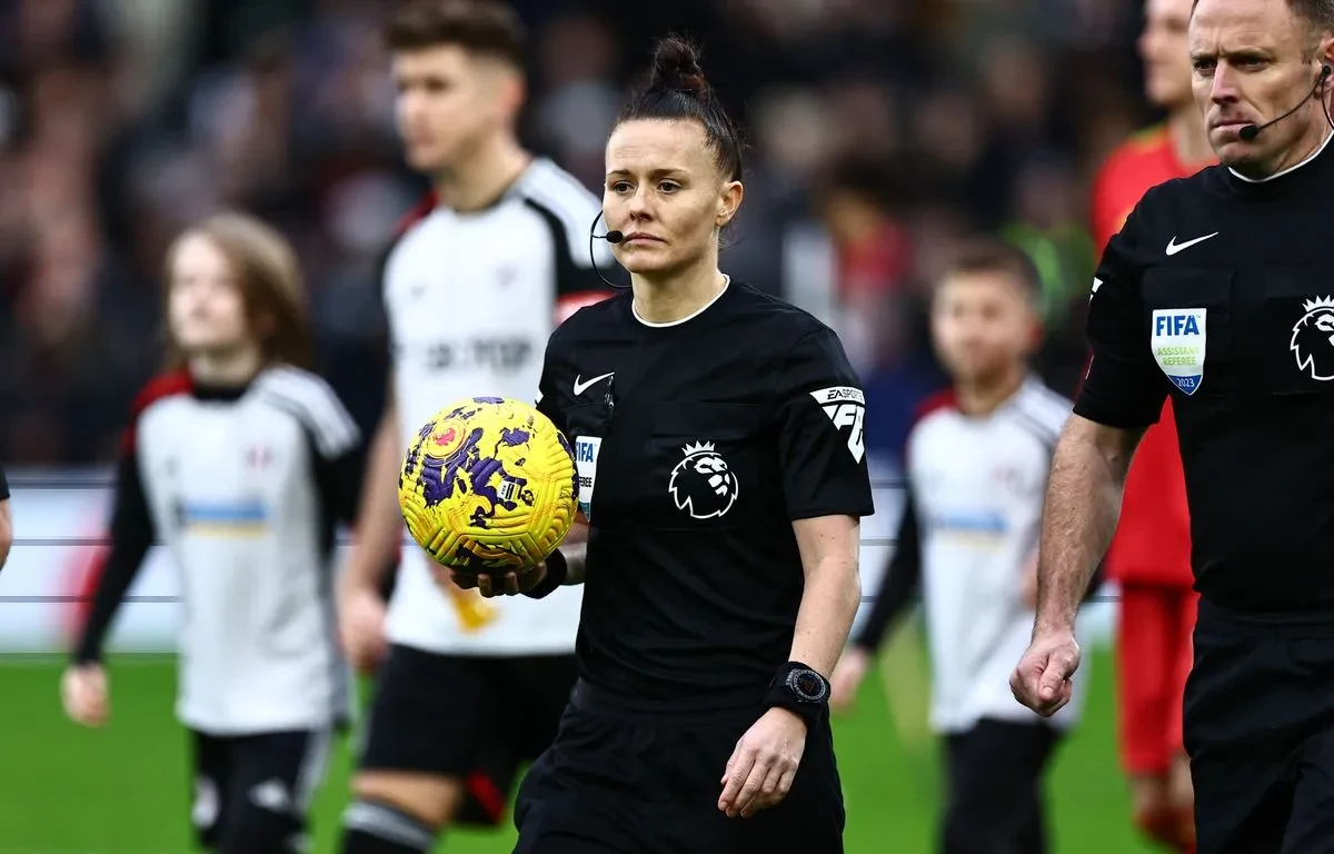Rebecca Welch devient la première femme arbitre d'une rencontre de ...