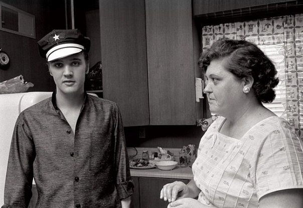 18 Rare Photos of Elvis and His Mum for Mother's Day : Retro Eye Candy