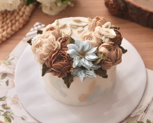 Buttercream Flower Cake : Crescent - Acropolis of blue eyes | Flourae ...