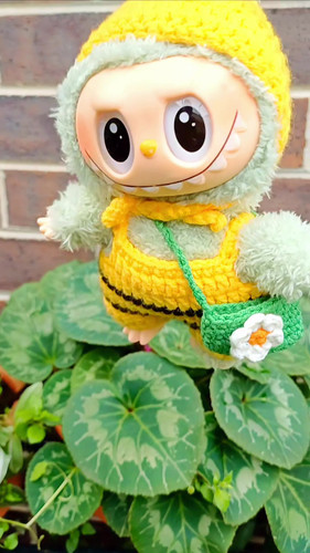 Bumble Bee Overall | Hello Crochet