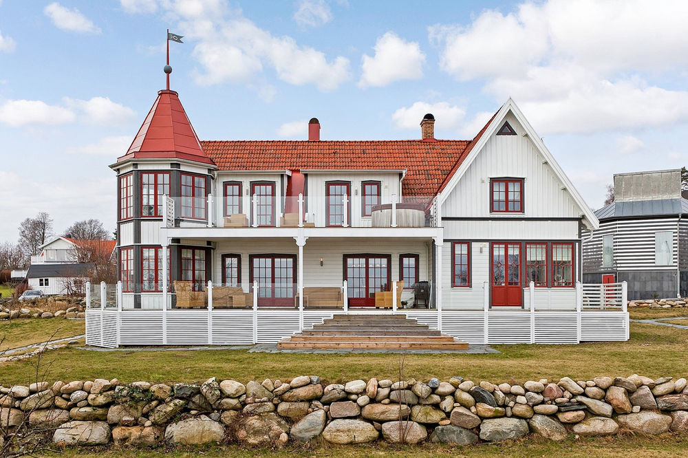 I ett vitt hus vid havet...