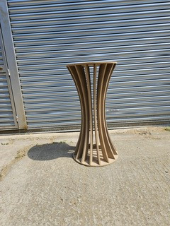 Stand: curved lattice plinth | Gib’s On It