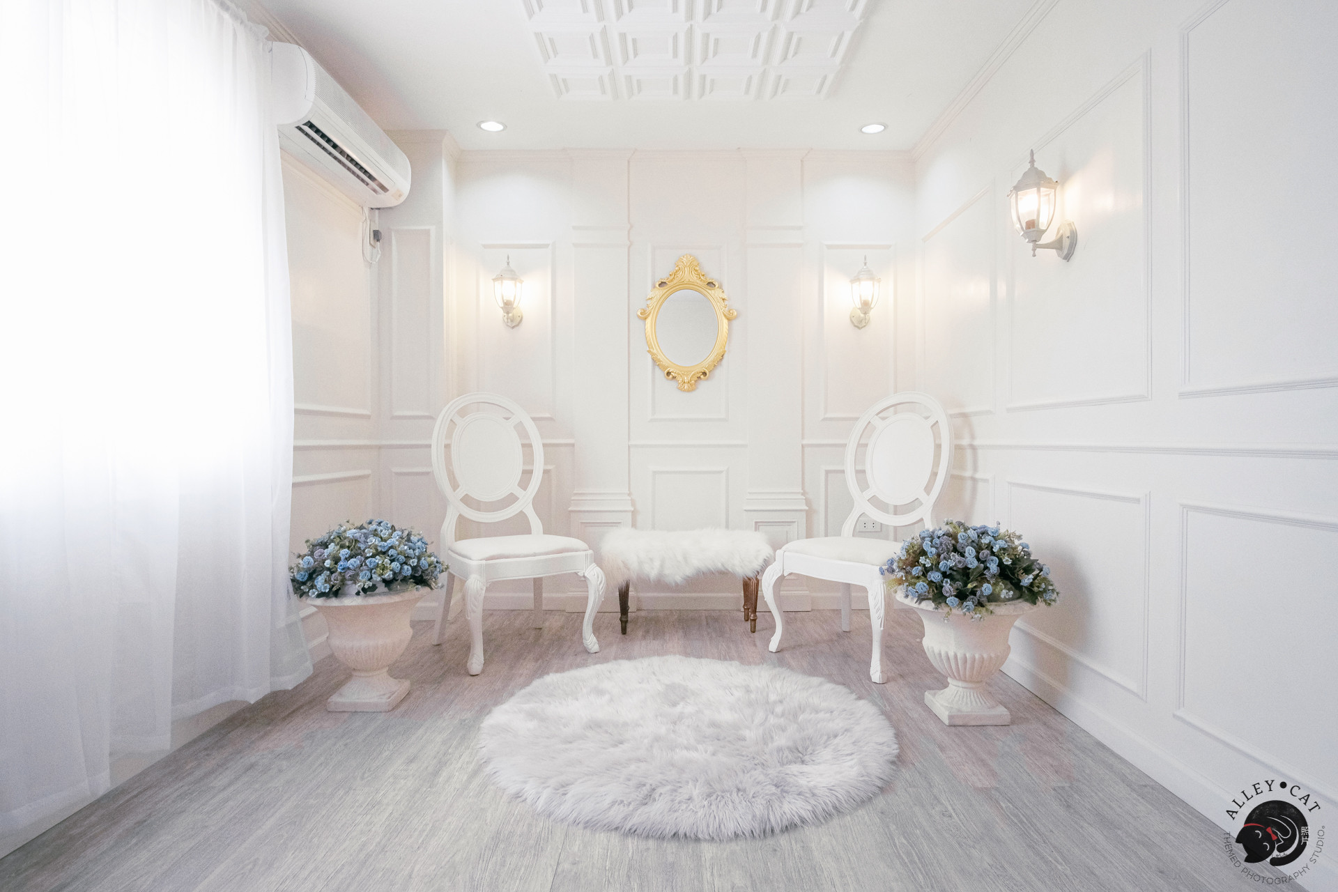 Alleycat White Room | crownegardenhotel