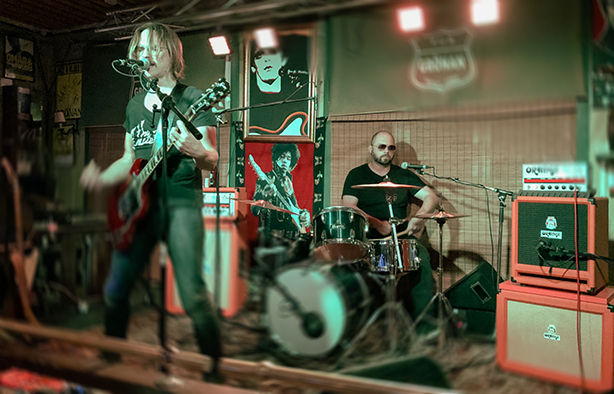 TWO STROKE POWER BAND | Pub Grönan