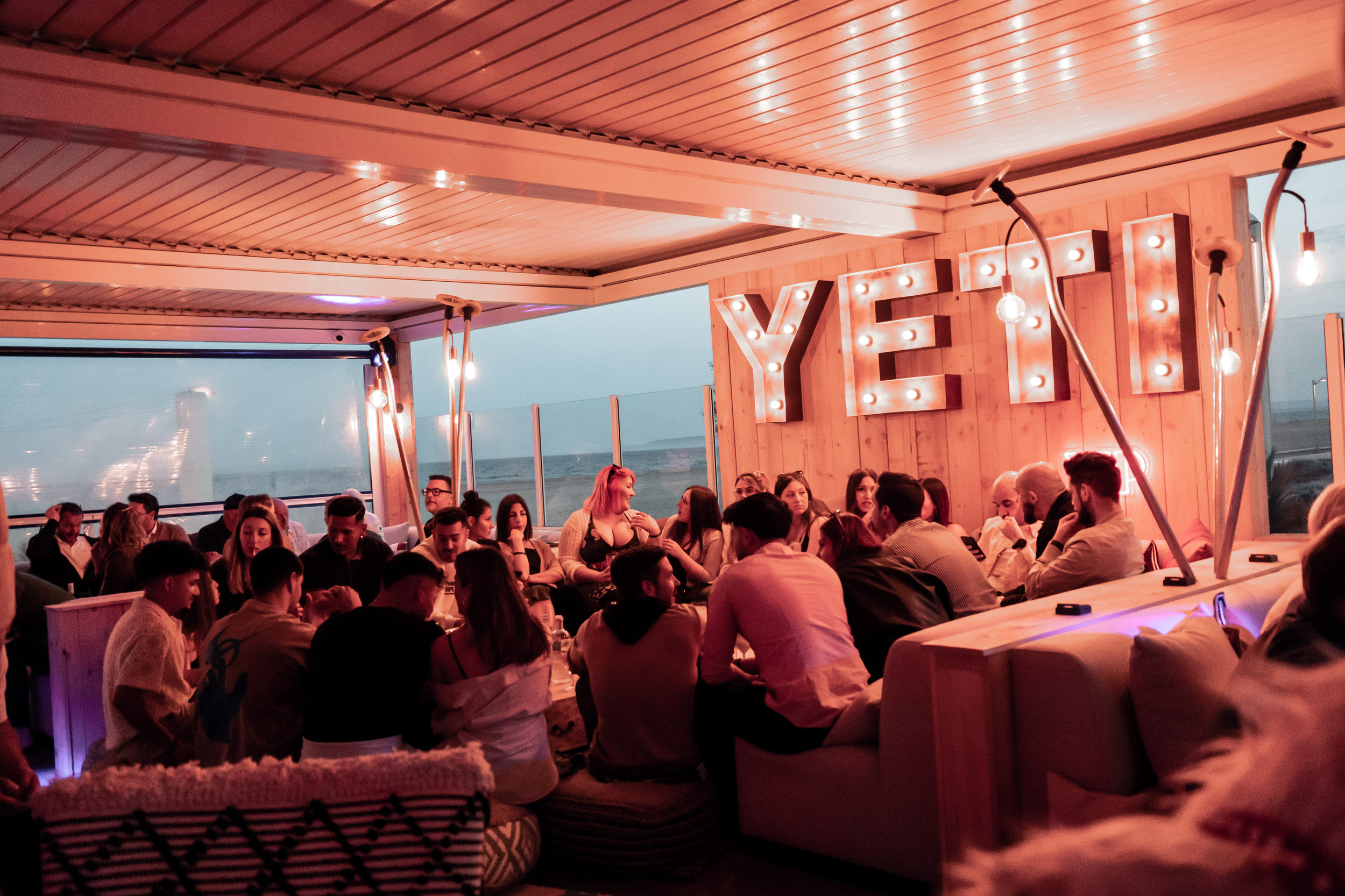 YETI BEACH EMPURIABRAVA | Restaurante y bar de cócteles