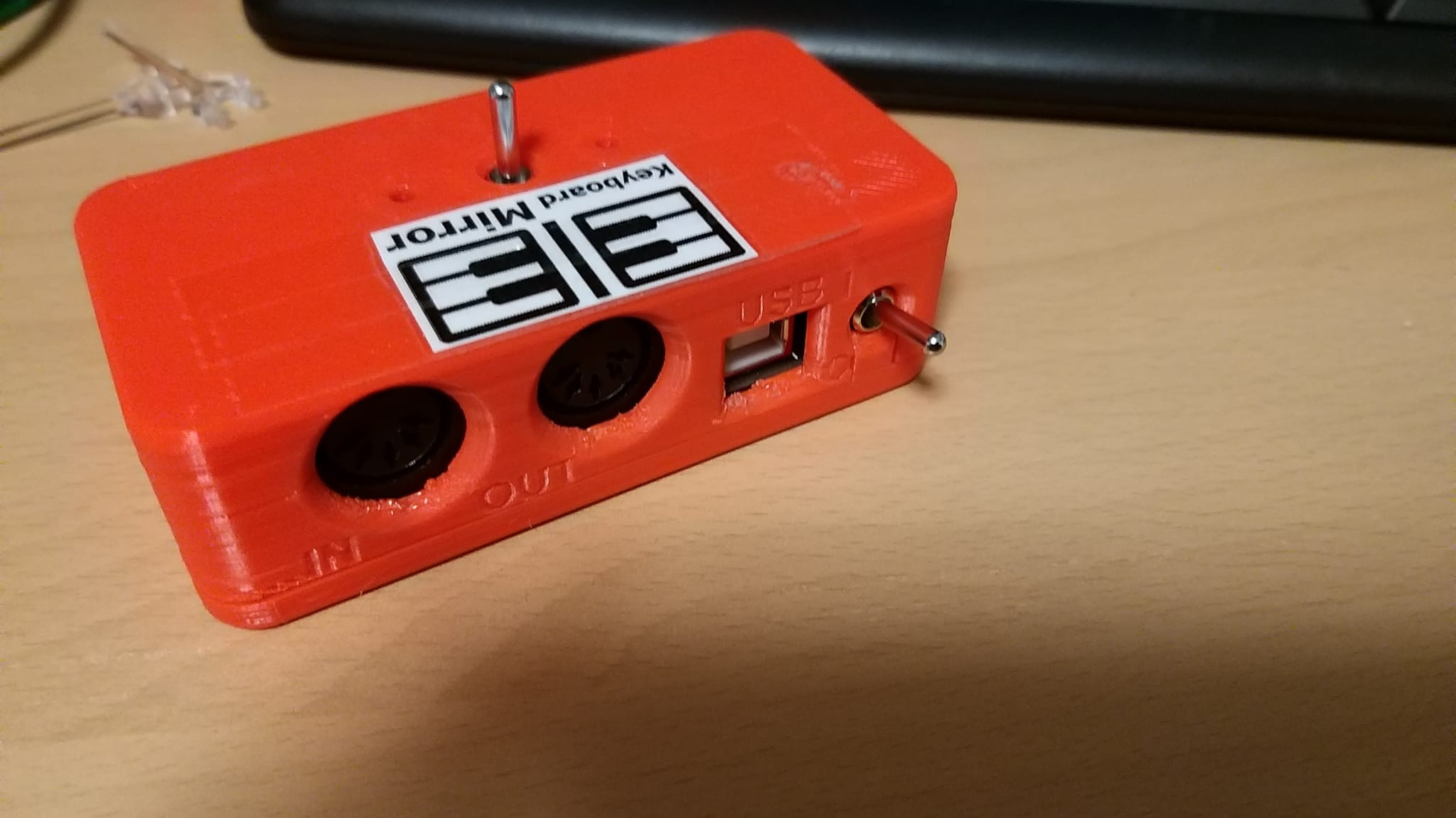 Keyboard Mirror - device for mirroring digital piano keyboards