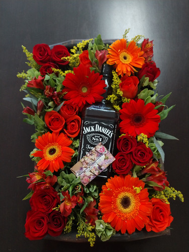 Charola primaveral con botella | FLORERIA PALOMA