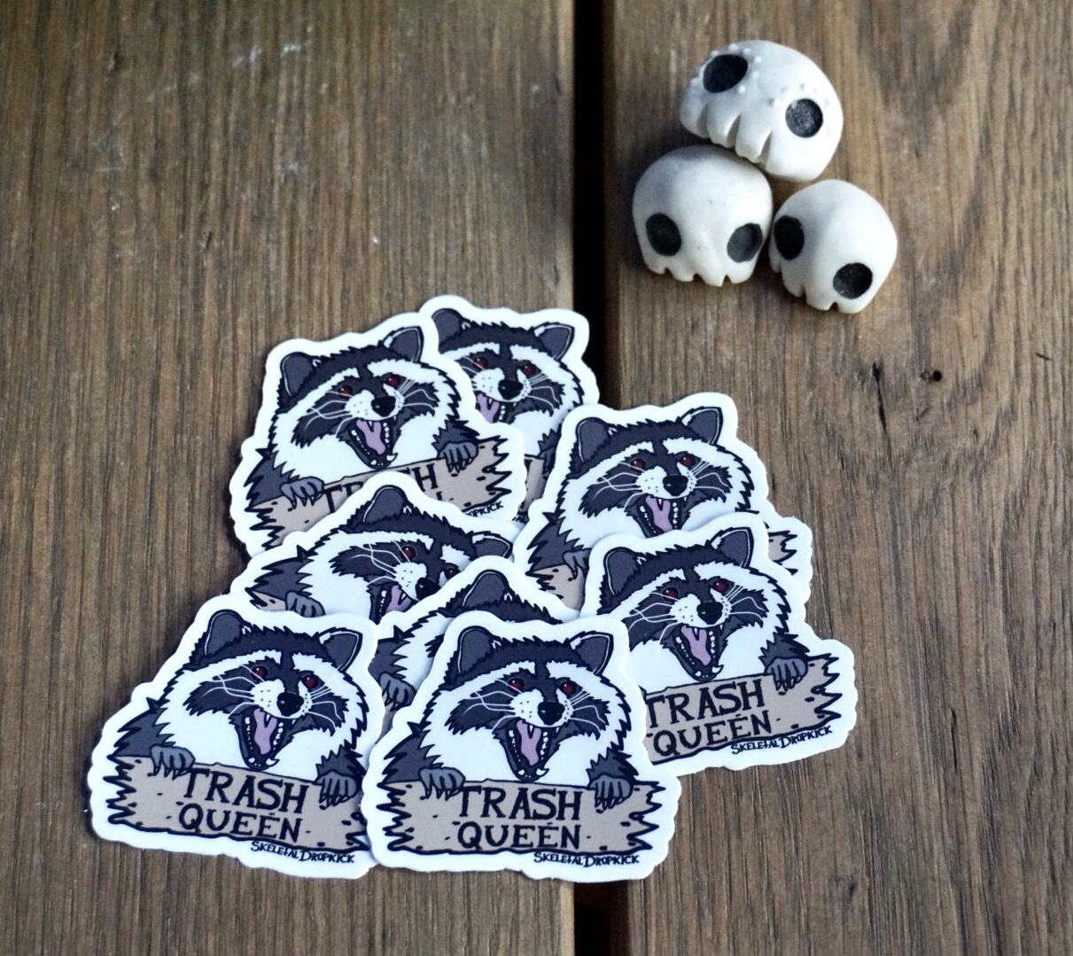 Raccoon Trash Queen vinyl sticker. Giclée Art & Collectibles etna.com.pe