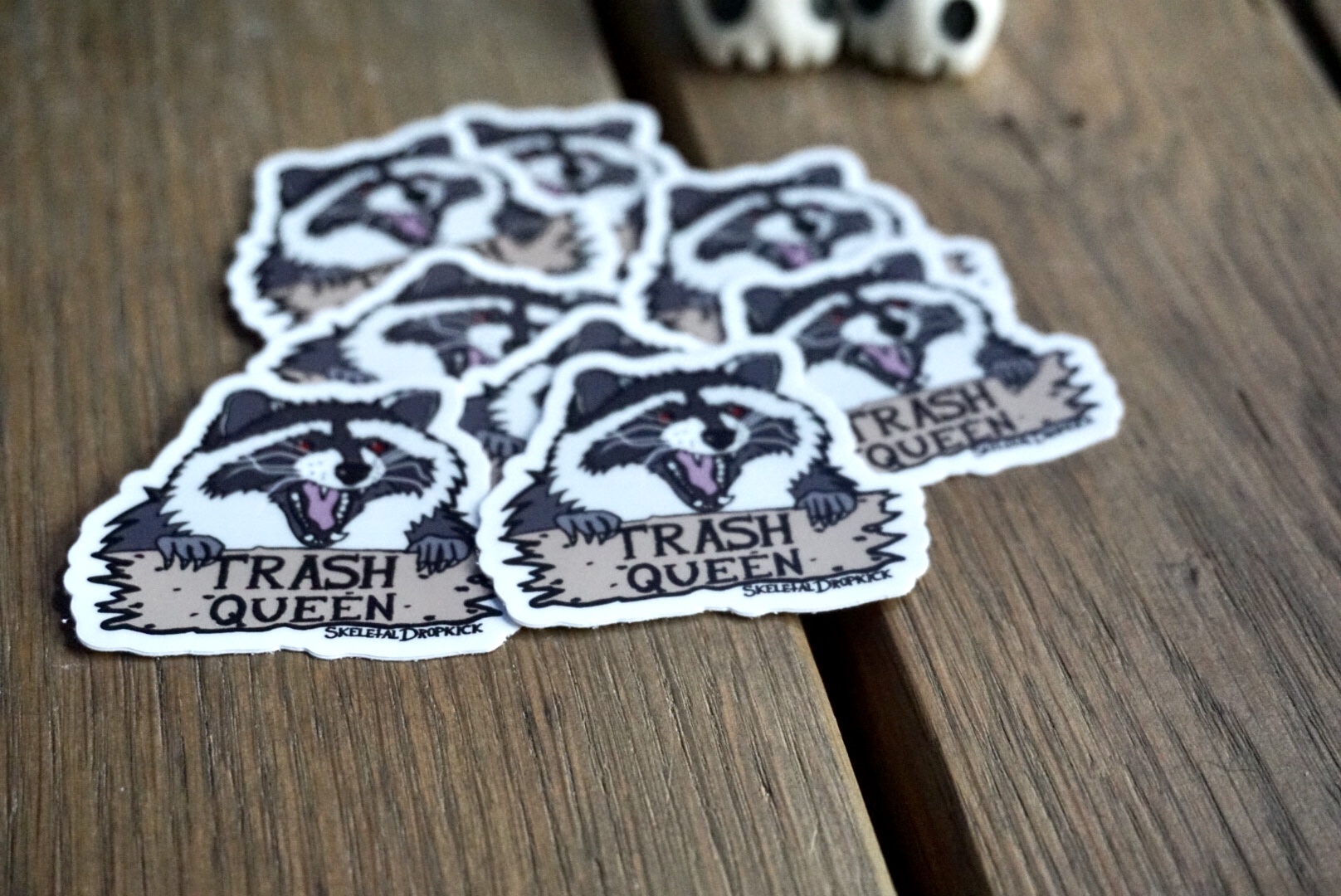 Raccoon Trash Queen vinyl sticker. Giclée Art & Collectibles etna.com.pe
