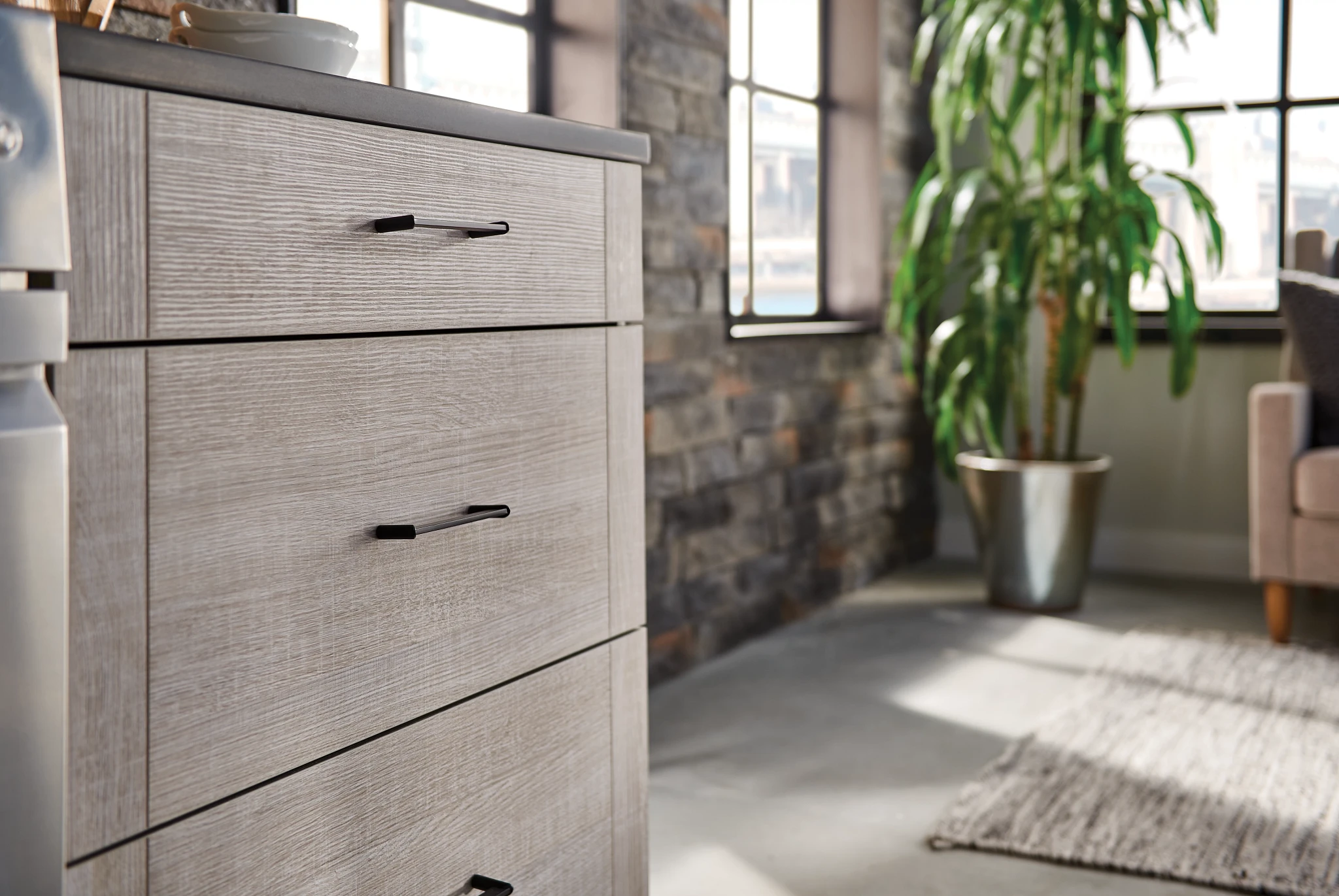 UltraCraft Acrilux II Linear Bronze II Cabinets | Alba Kitchen