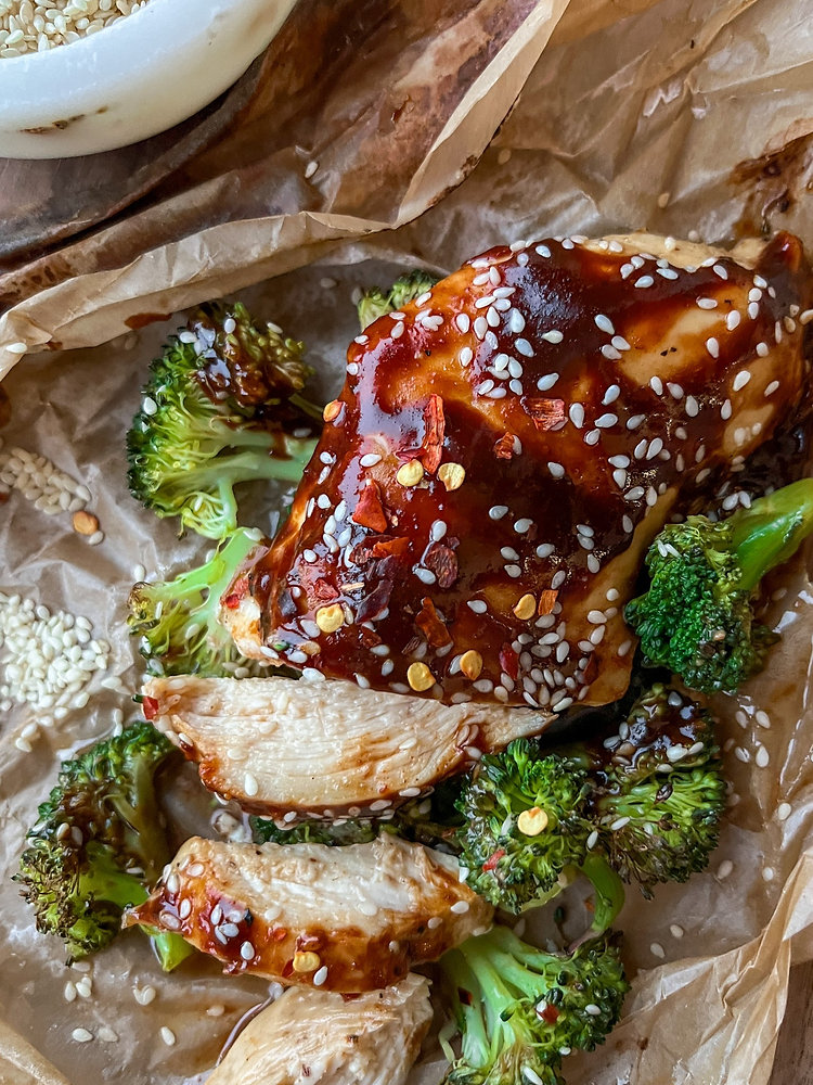 PAPER-BAKED SZECHUAN CHICKEN AND BROCCOLI