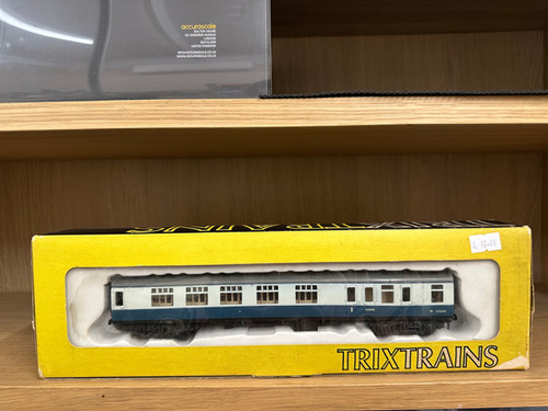 TRIXTRAINS Coach M21240 | TierneyModelRailway