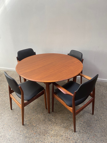 Parker circular extension dining table | Tangerine & Teal