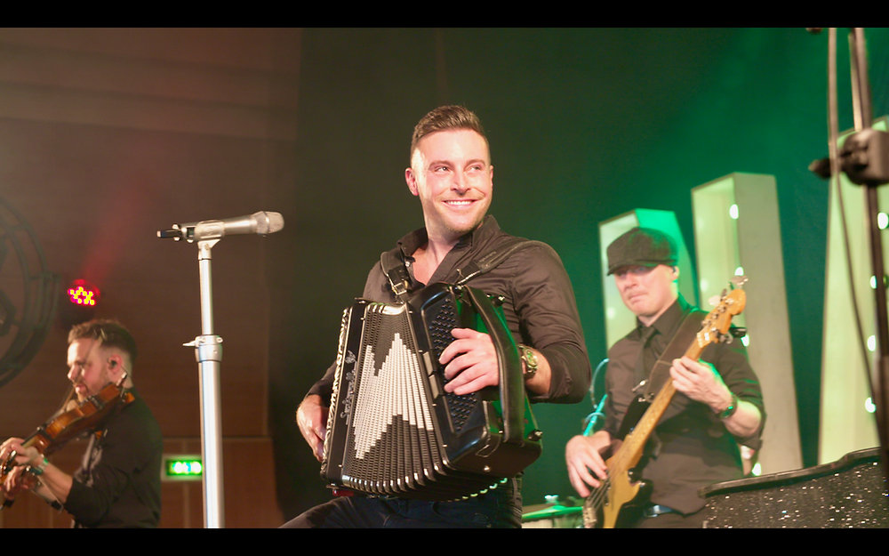 Keepin' 'Er Country: On The Road Again