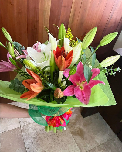 Ramo Bonnet Lilies & Cartouches | Flower Express