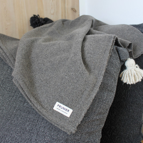 Plaid en laine gris foncé | PRUNIER