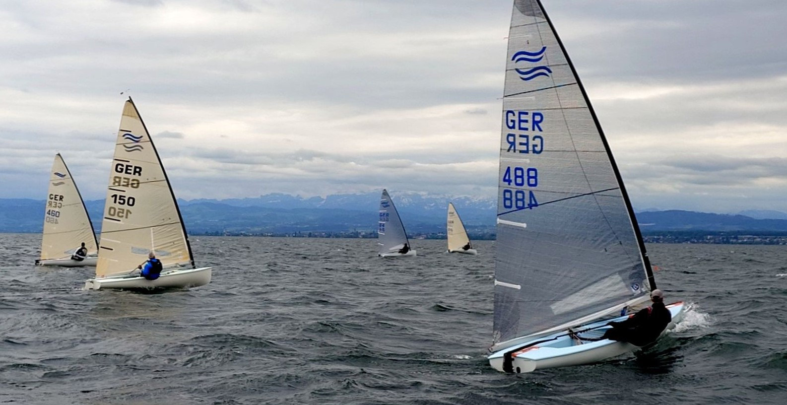 Fünf Finn-Segler trainieren am Bodensee