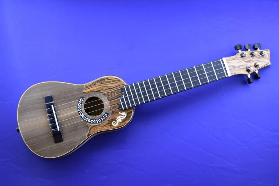 Timple amplificado con aros y fondos de arce, tapa de pino muy viejo ...