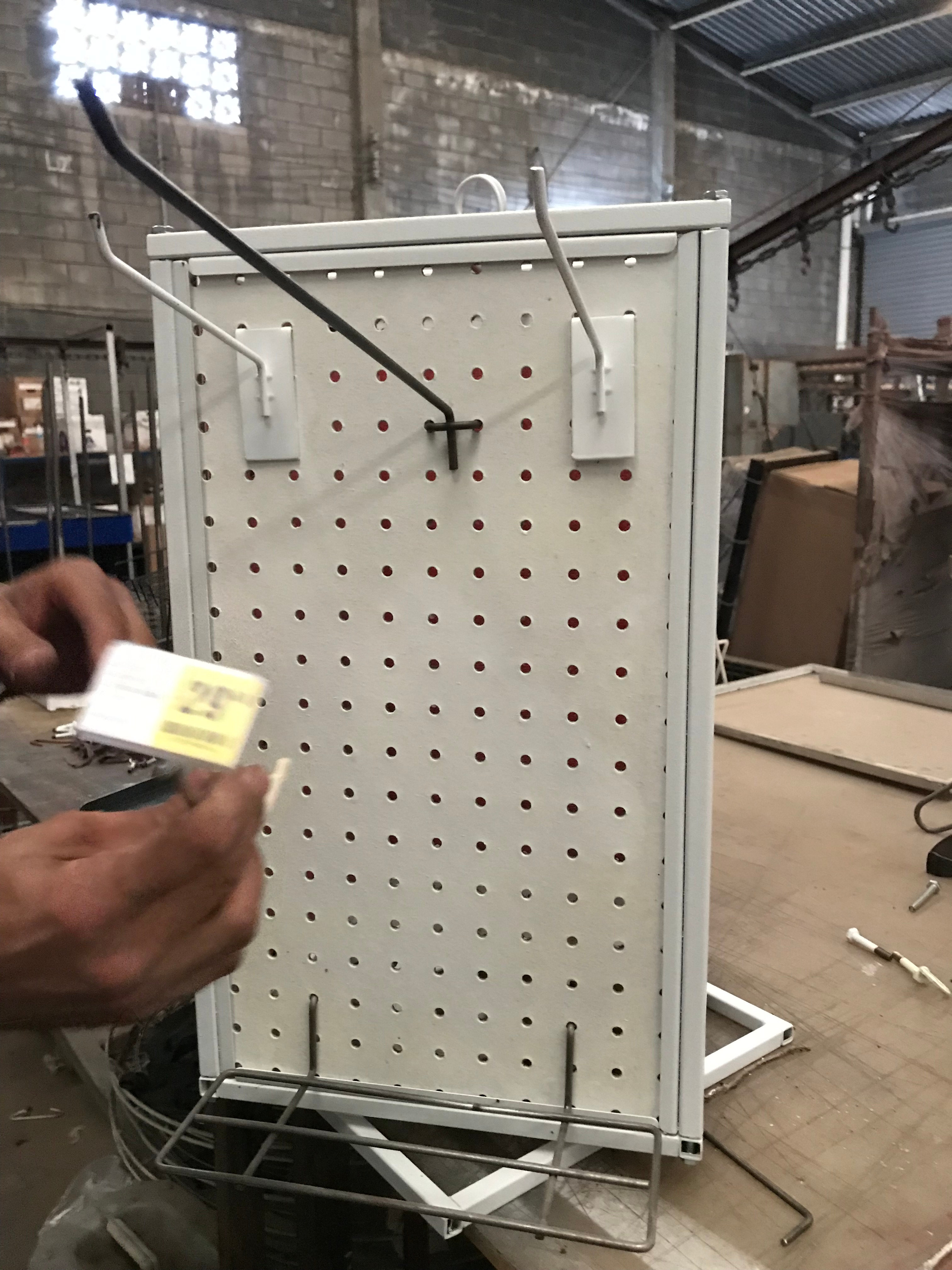 Exhibidor de Mostrador de Panel Perforado | National Display de