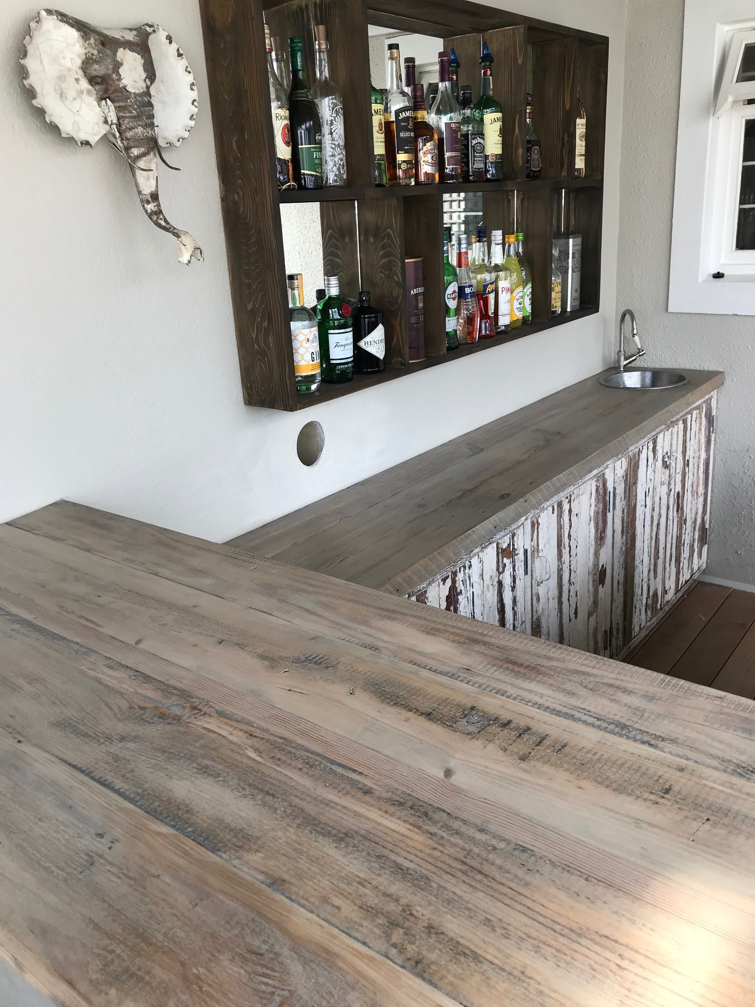 Custom-made bars, bar furniture, recycled and rustic bars, bar, home bar.