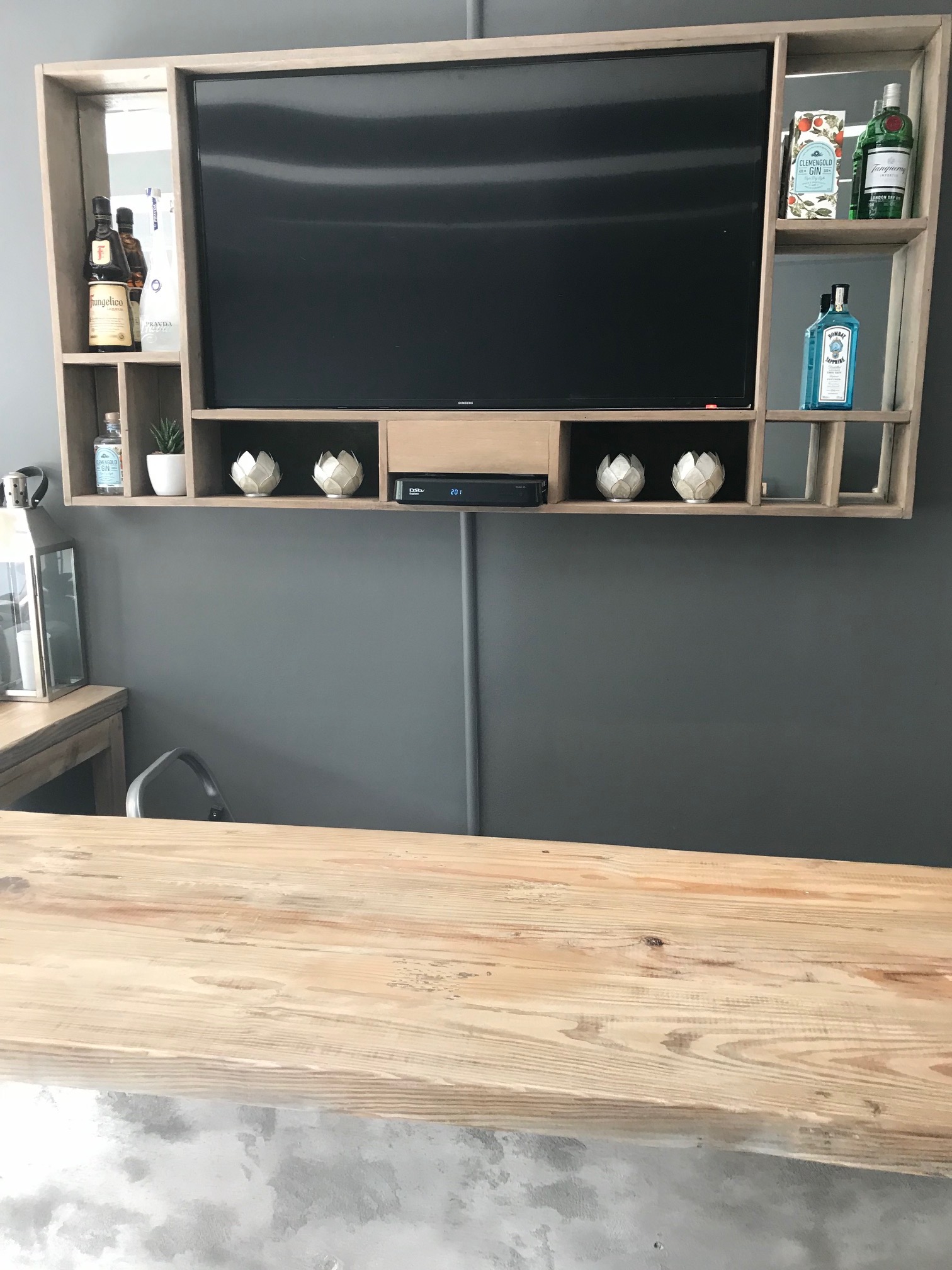 Custom-made bars, bar furniture, recycled and rustic bars, bar, home bar.