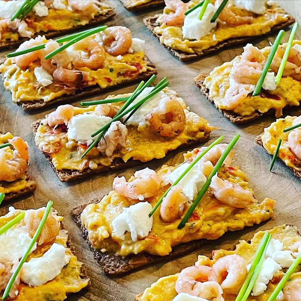 Krokant aperitiefhapje met spread en garnaaltjes