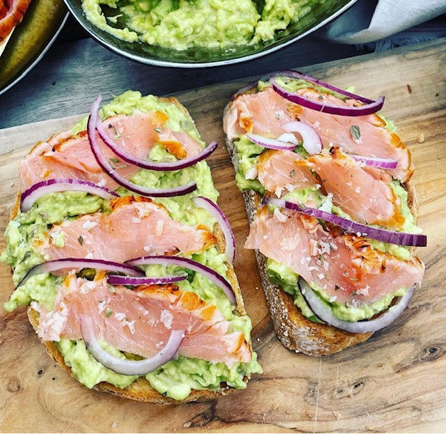 Toast avocado met gerookte zalm