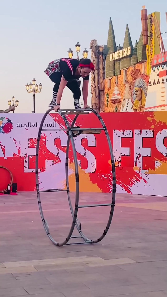 Julia Perron, Artiste de cirque, chanteuse, Roue allemande, Feu