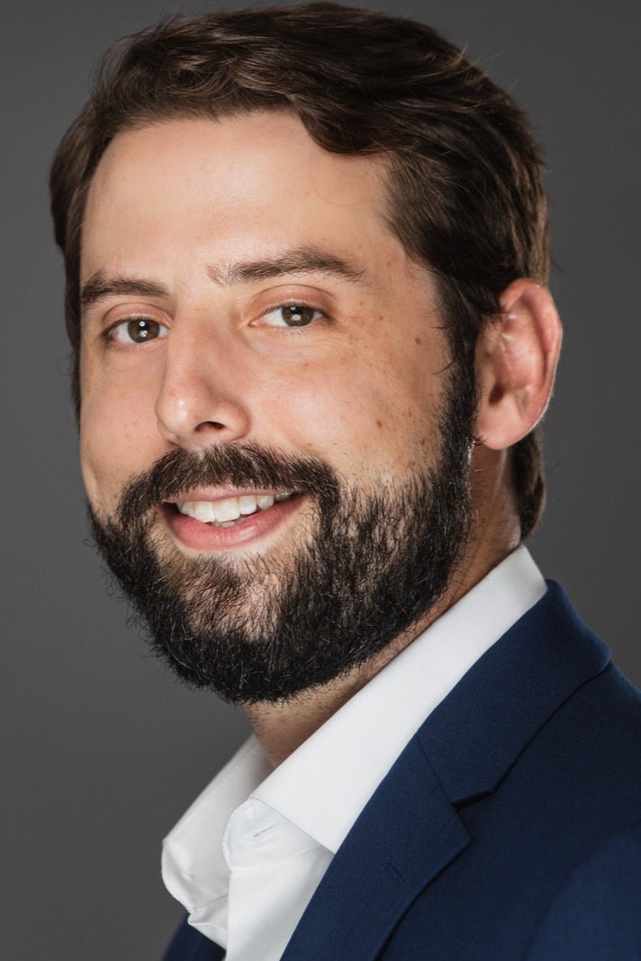 How to Pose for a Headshot like a Pro