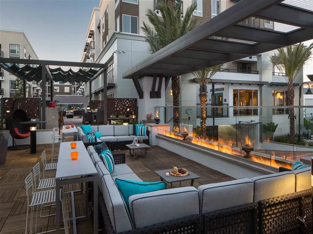 Summer Pop Up Shop At Paramount | Styled Pop Up