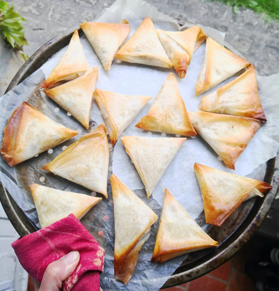 Samossas au thon et fromage frais aux herbes