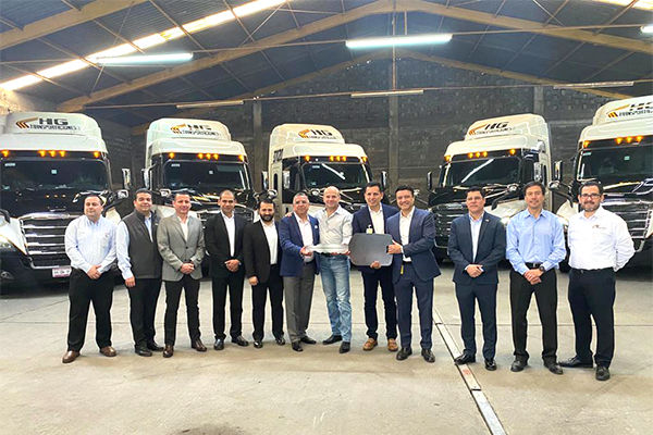 CARGA | Entrega Freightliner 10 nuevos Cascadia a HG Transportaciones