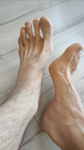 Justin shows his big size 17 US feet again | BFFS