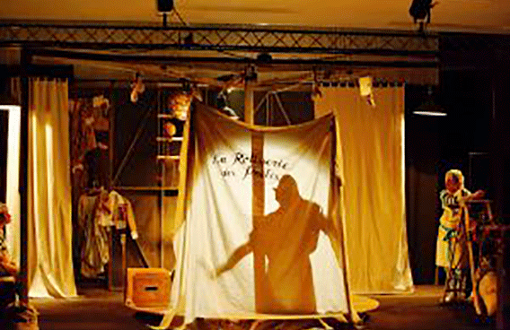 Cyra Gue No Théâtre Dest