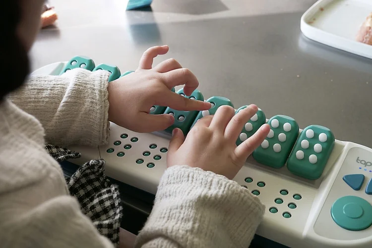 Taptilo 4.0 dispositivo de aprendizaje braille | Braille Perú