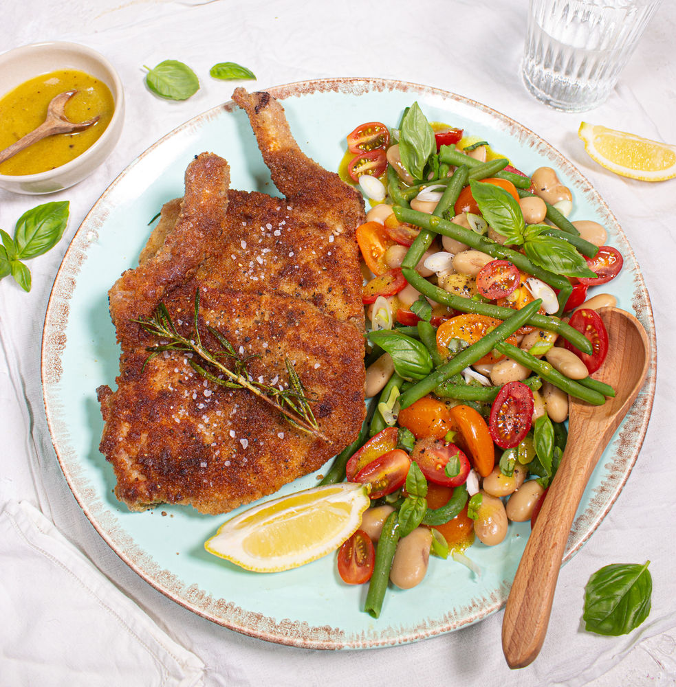 Knusper-Kotelett mit Bohnen-Tomatensalat & Basilikum