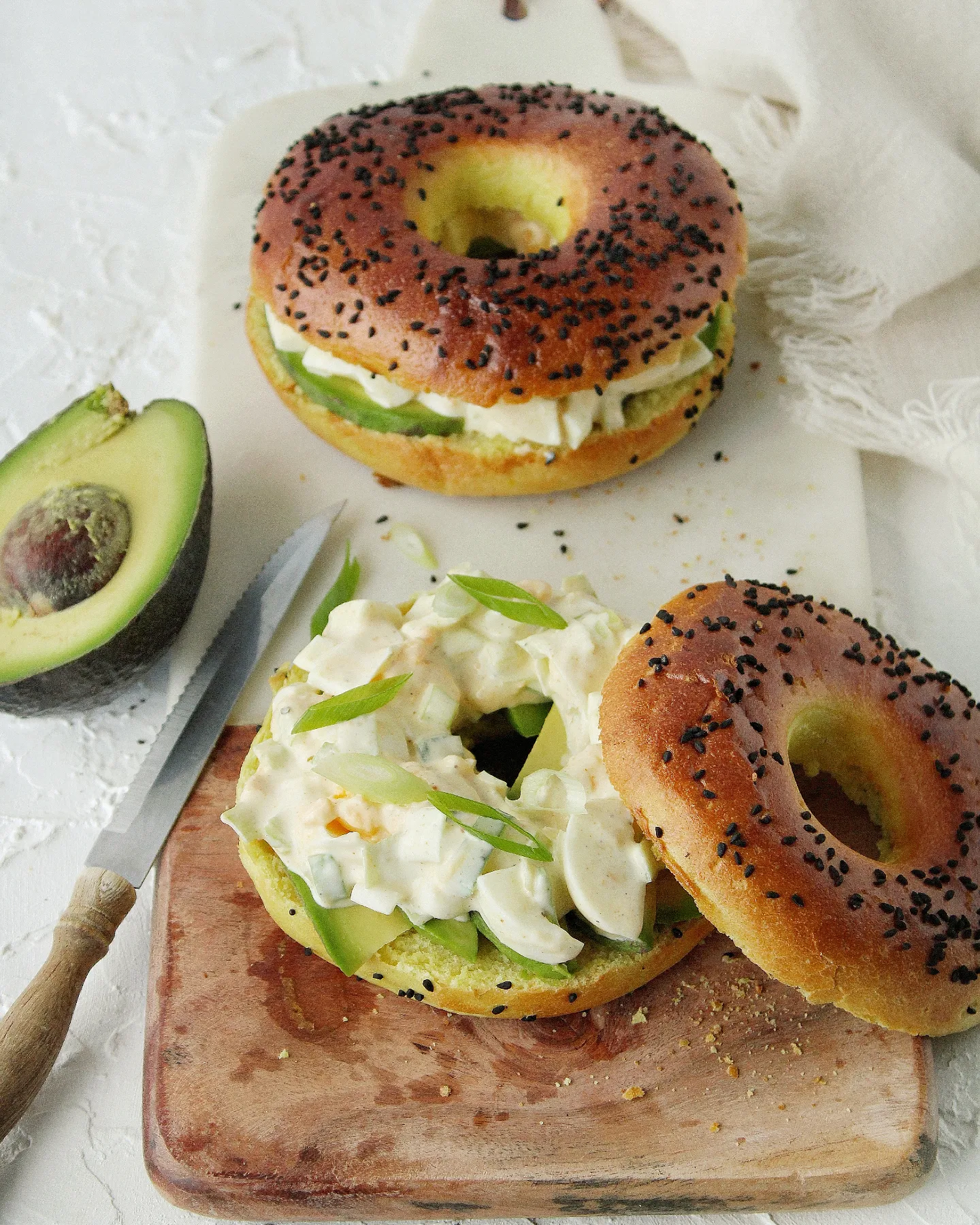 Bagel met eiersalade en avocado