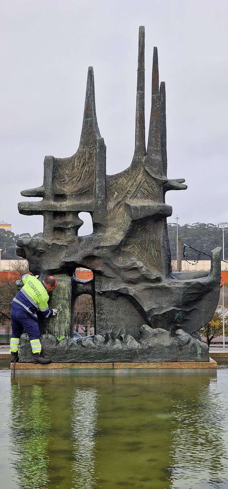 Removal of graffiti from Irene Vilar's sculpture