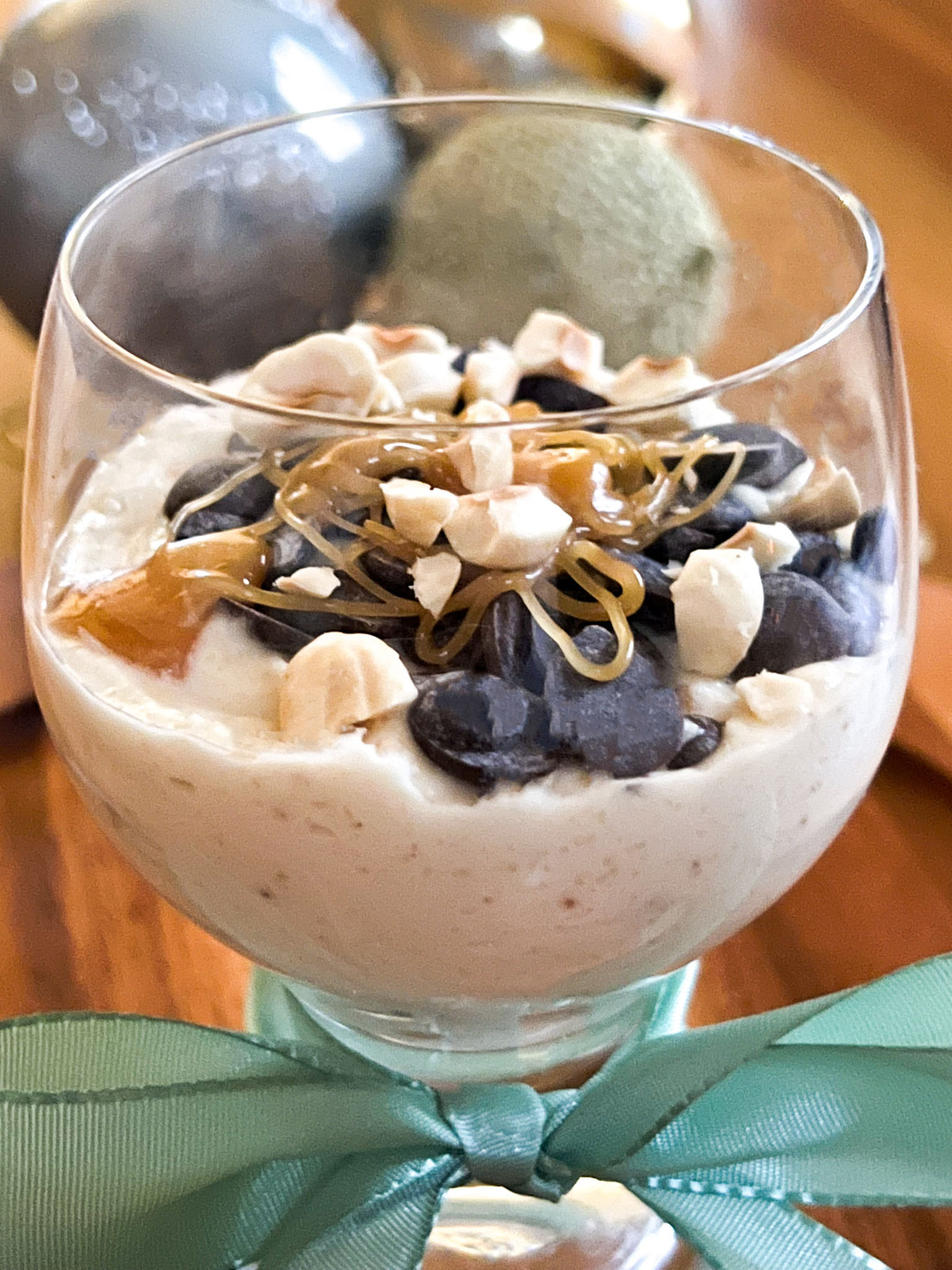 Sunday BuenoUne mousse légère noisette chocolat blanc, surmontée d'une ...